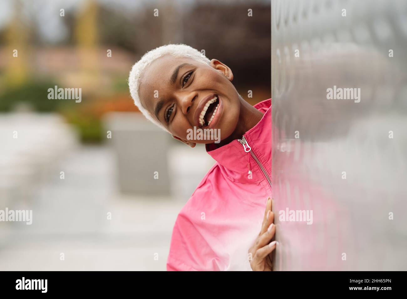 Peeking from behind wall hi-res stock photography and images - Alamy