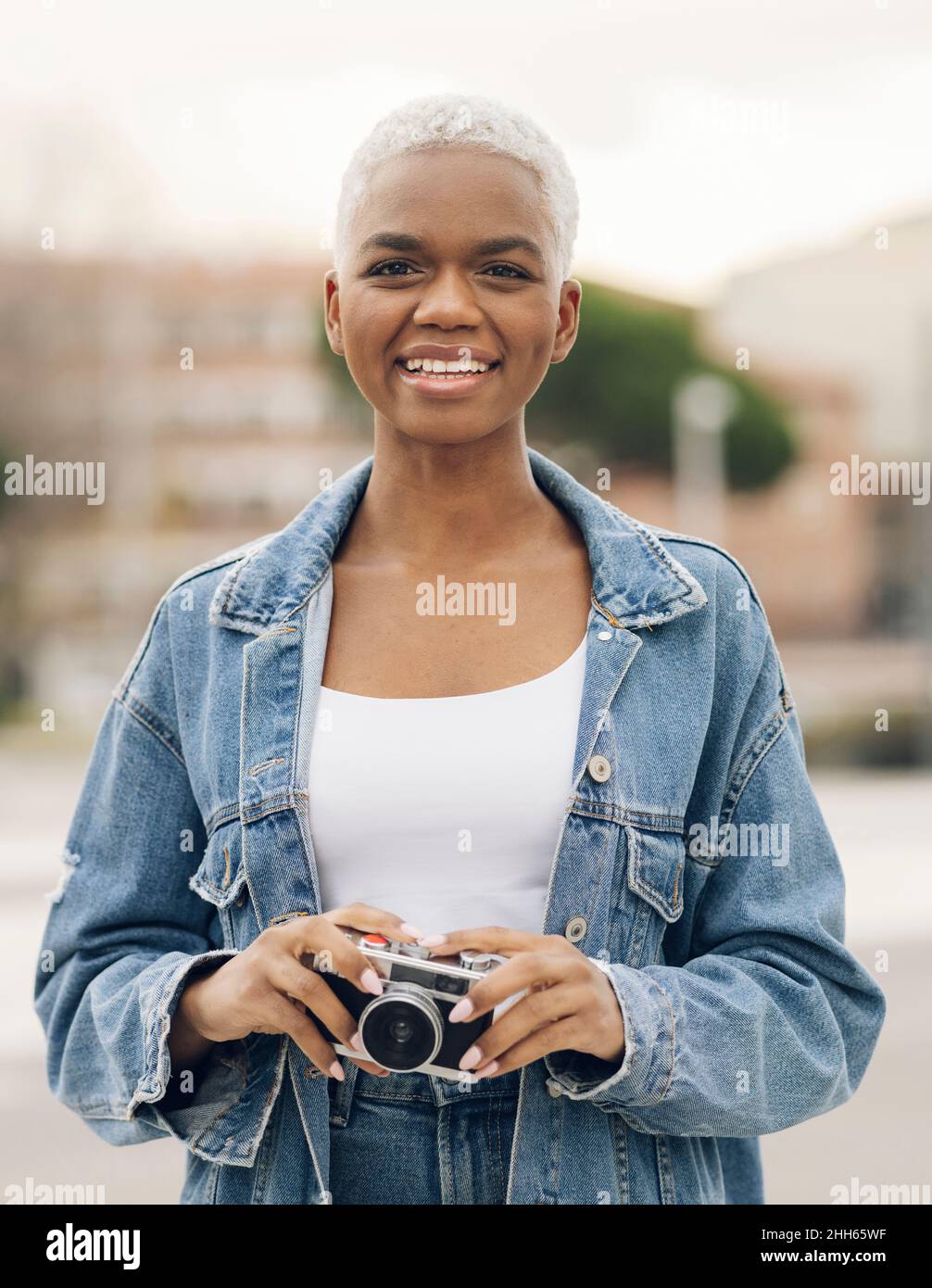 Old woman looking at camera hi-res stock photography and images - Alamy