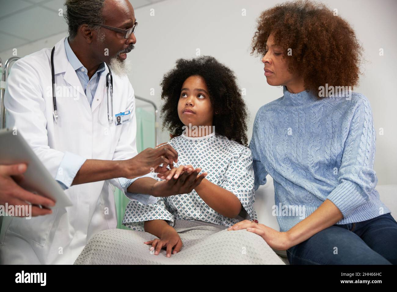 Doctor explaining recovery status to patient's mother at hospital Stock ...