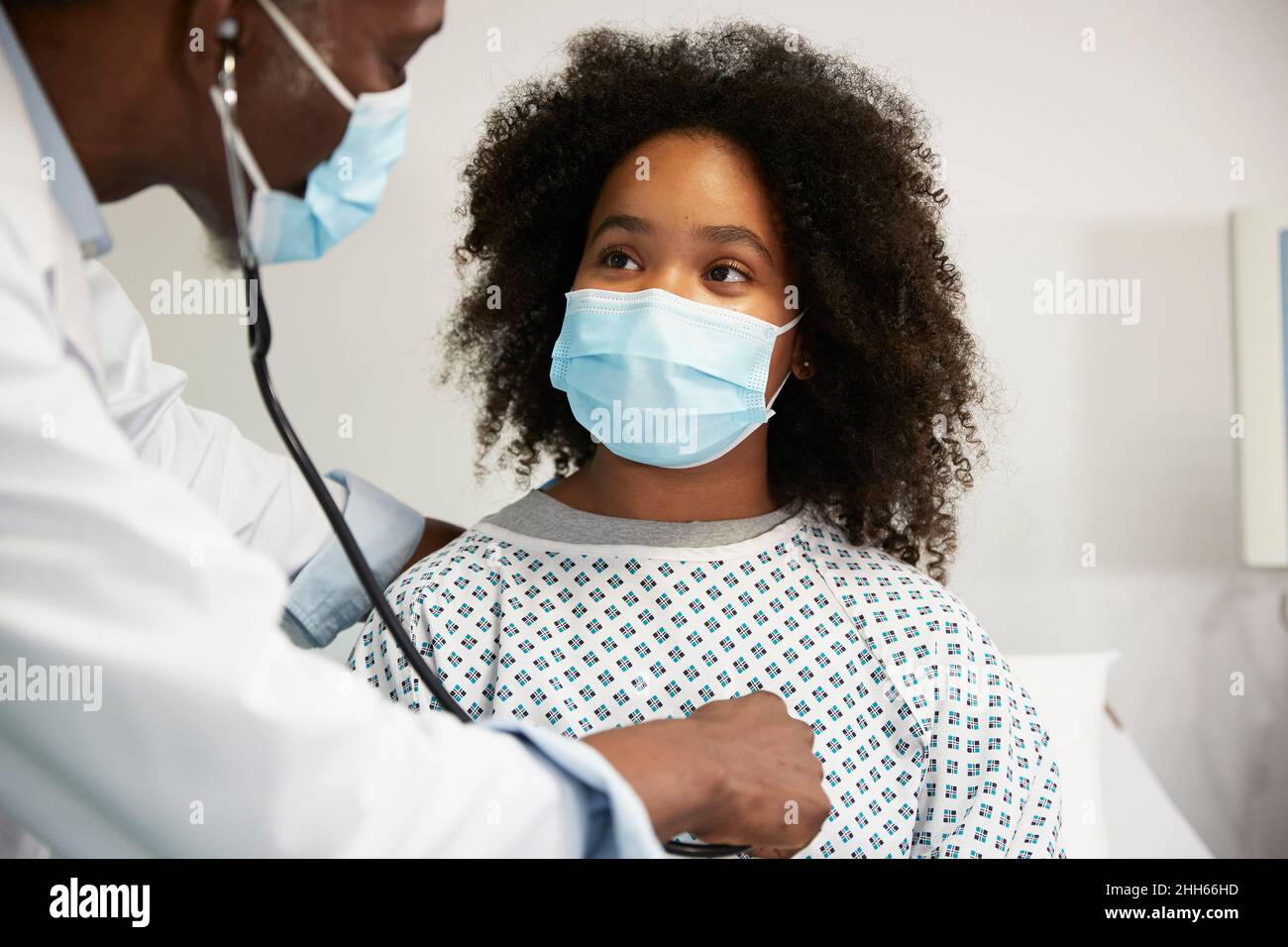 Doctor and child mask hi-res stock photography and images - Alamy