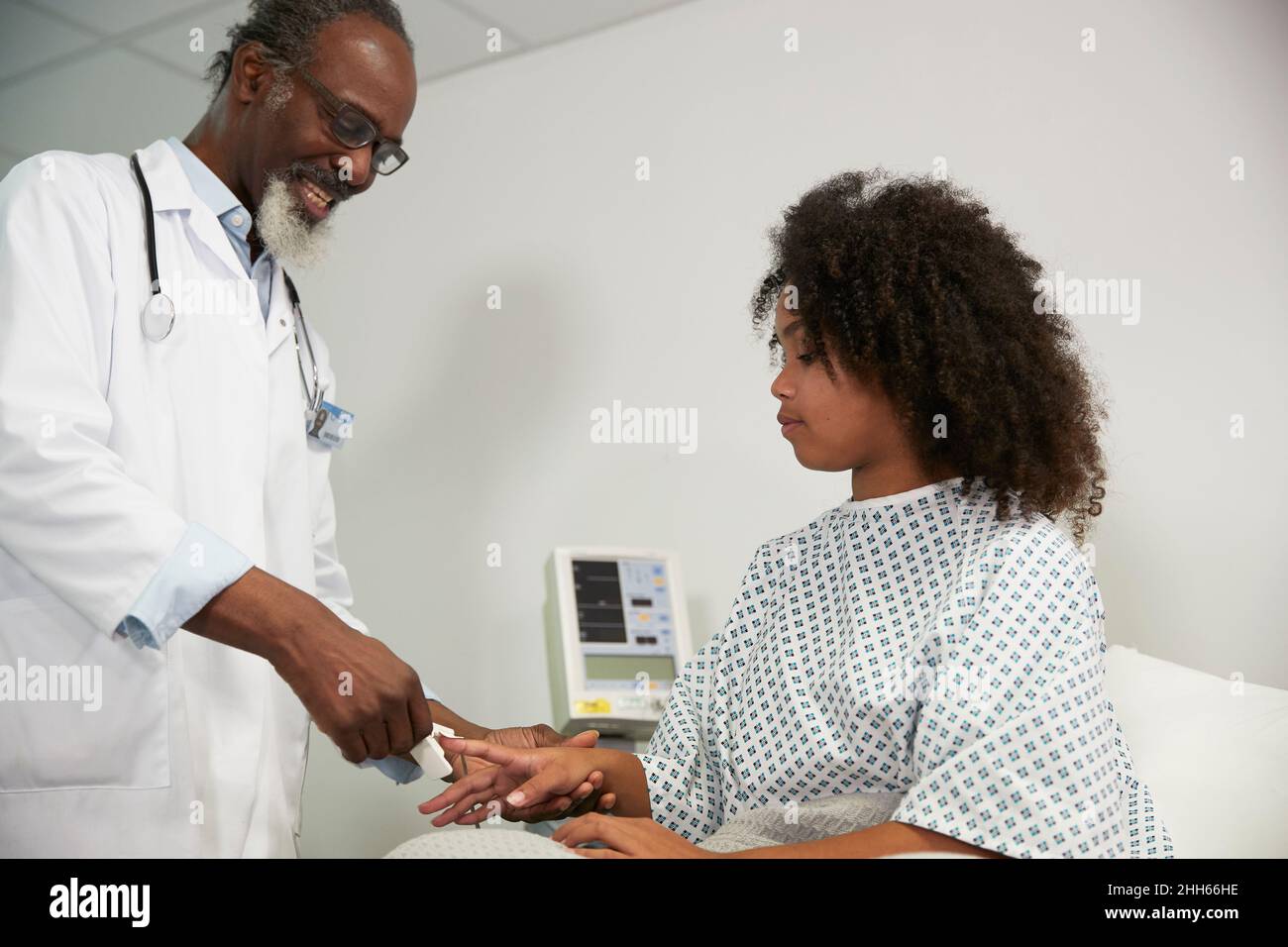 Pulse oximeter hi-res stock photography and images - Alamy