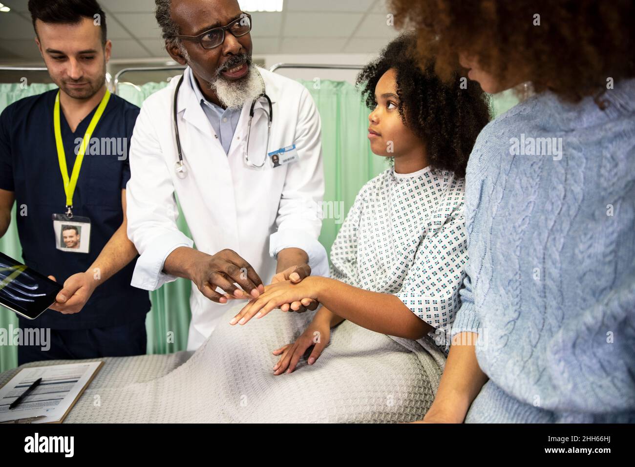 Doctor talking to patient's mother at hospital Stock Photo - Alamy