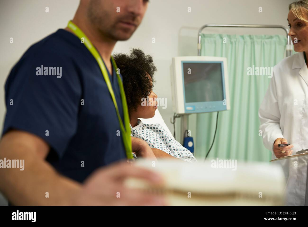 Doctor patient discussion race hi-res stock photography and images - Alamy