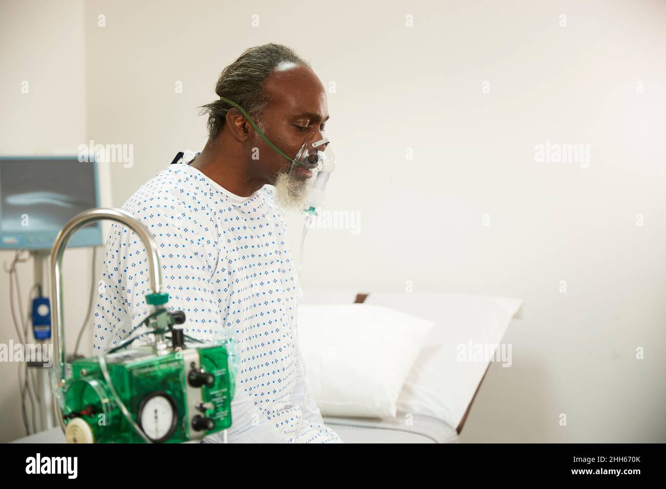 Patient wearing oxygen mask in medical room at hospital Stock Photo - Alamy