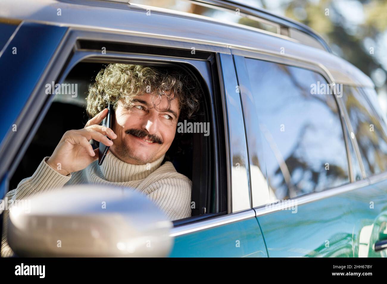 Talking through car window hi-res stock photography and images - Alamy