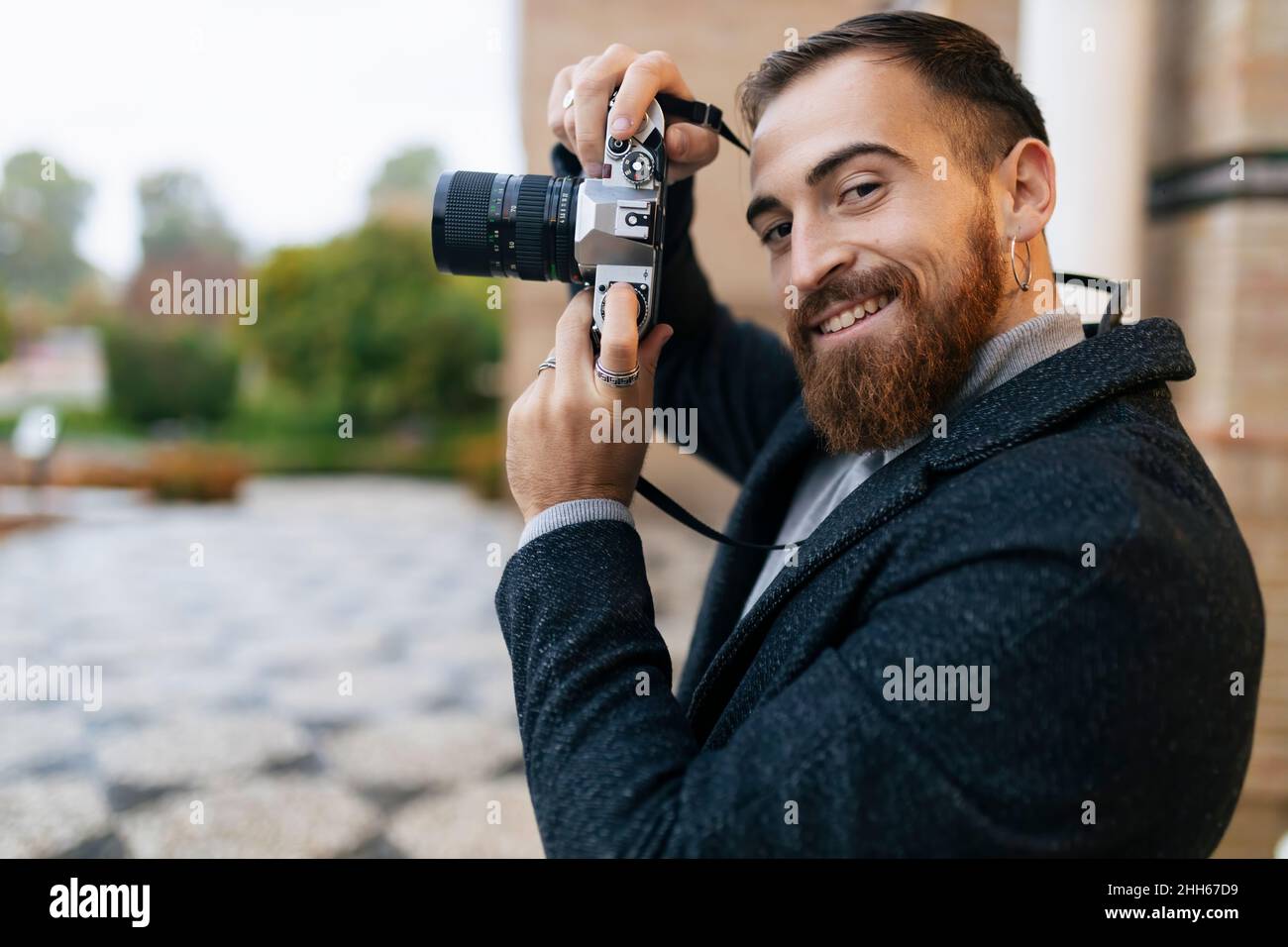 Man and camera hi-res stock photography and images - Alamy
