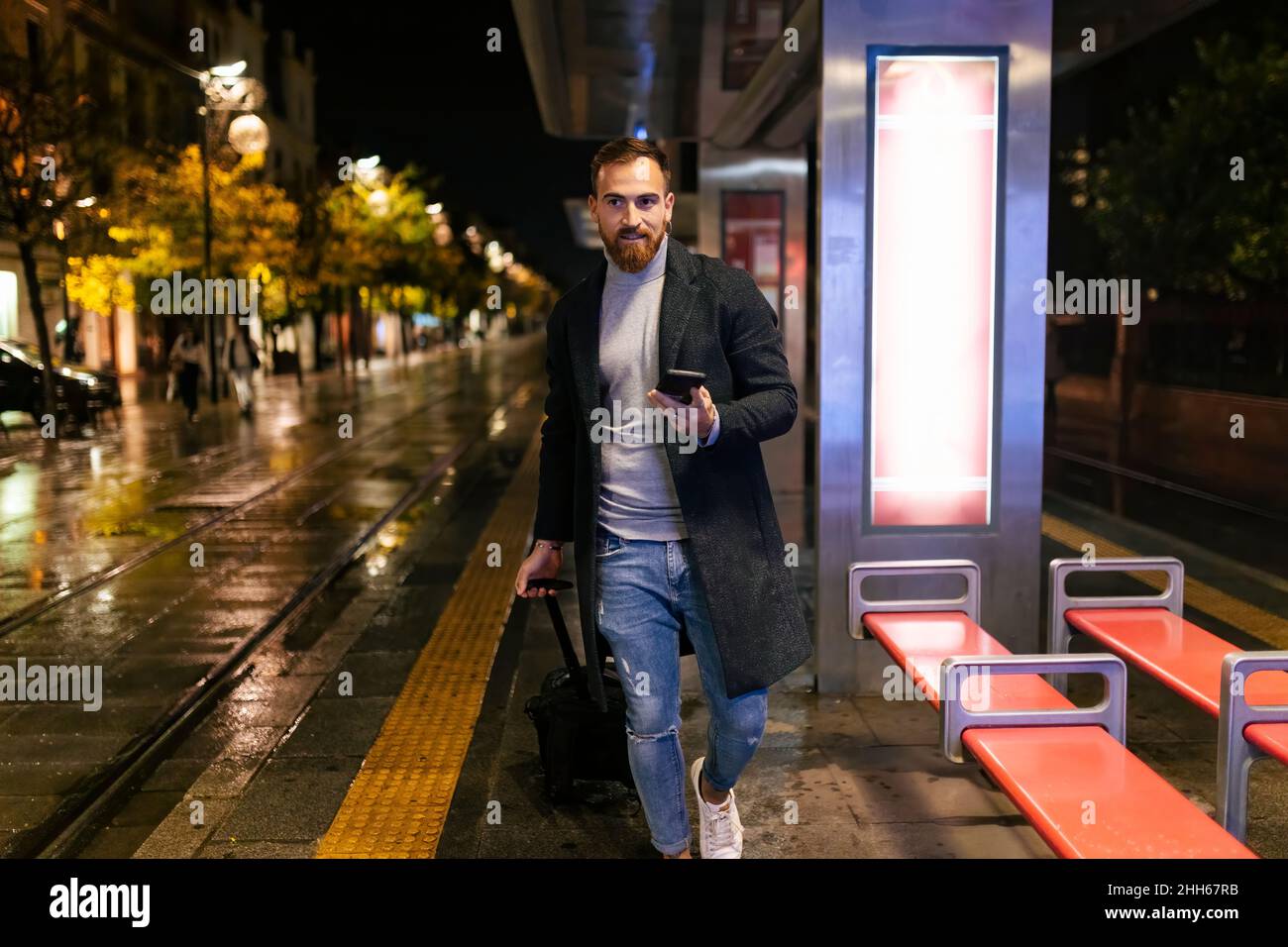 Night man suitcase hi-res stock photography and images - Alamy