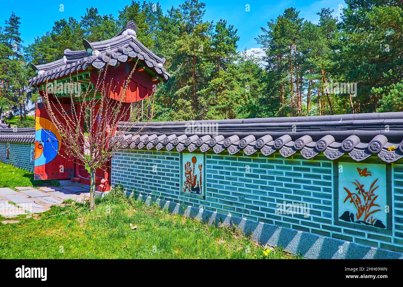 Korean traditional gate hi-res stock photography and images - Alamy