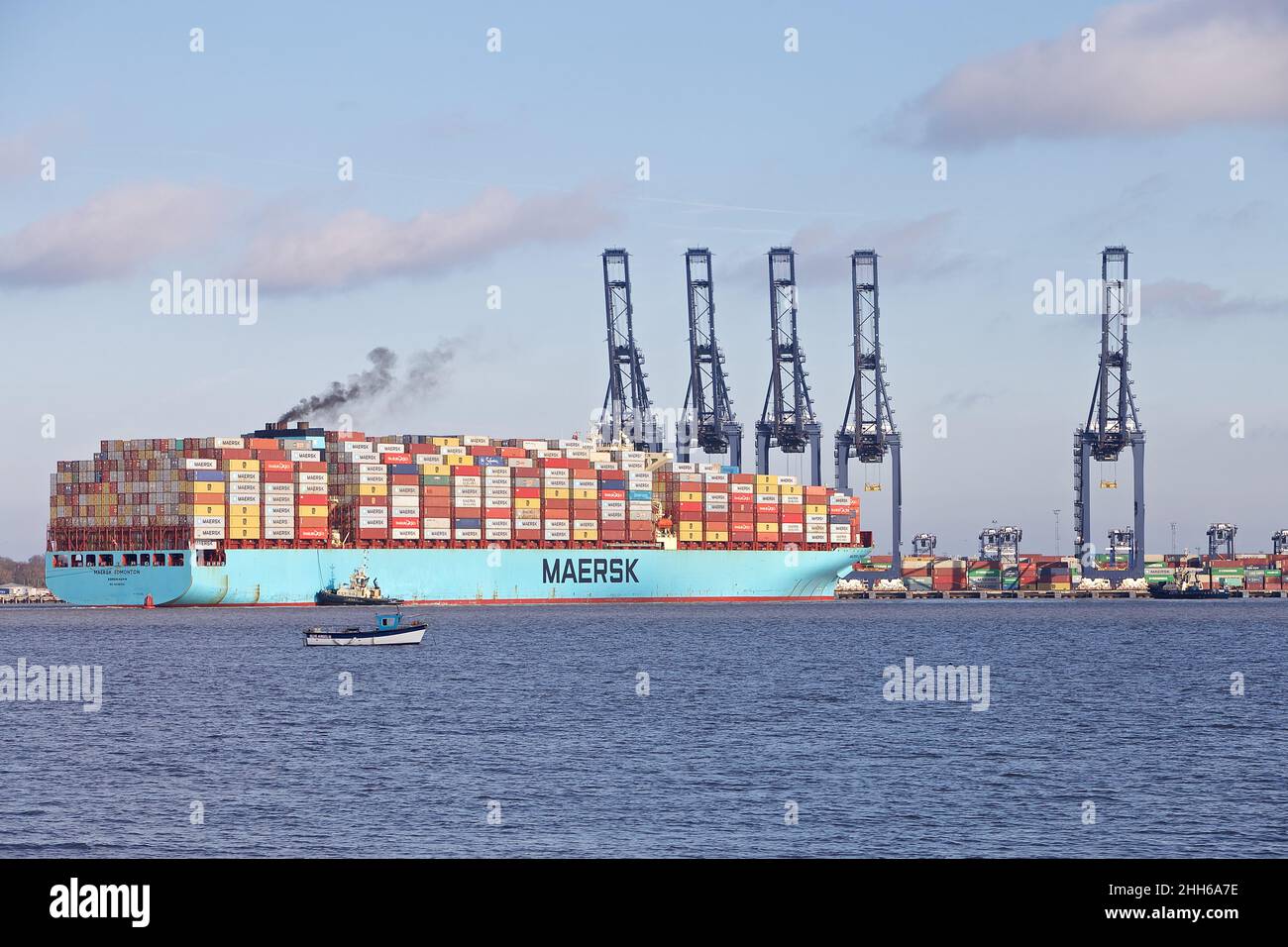 Container ship Maersk Edmonton docking at the Port of Felixstowe ...
