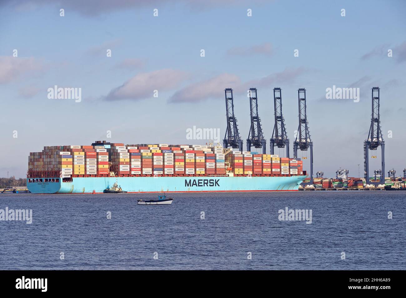 Container ship Maersk Edmonton docking at the Port of Felixstowe ...
