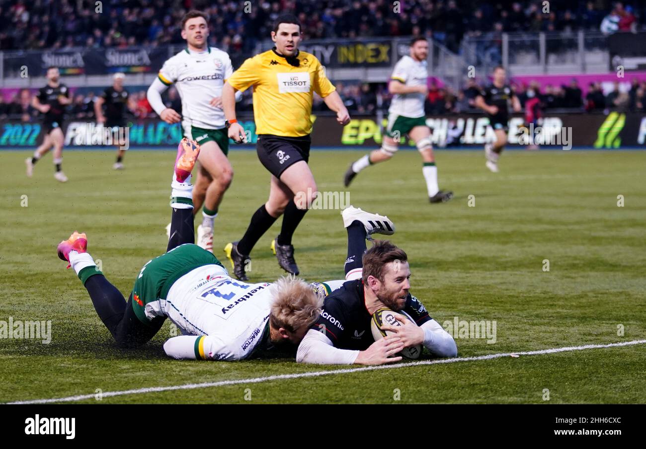 Saracens' Elliot Daly goes over for a try past London Irish's Ollie ...