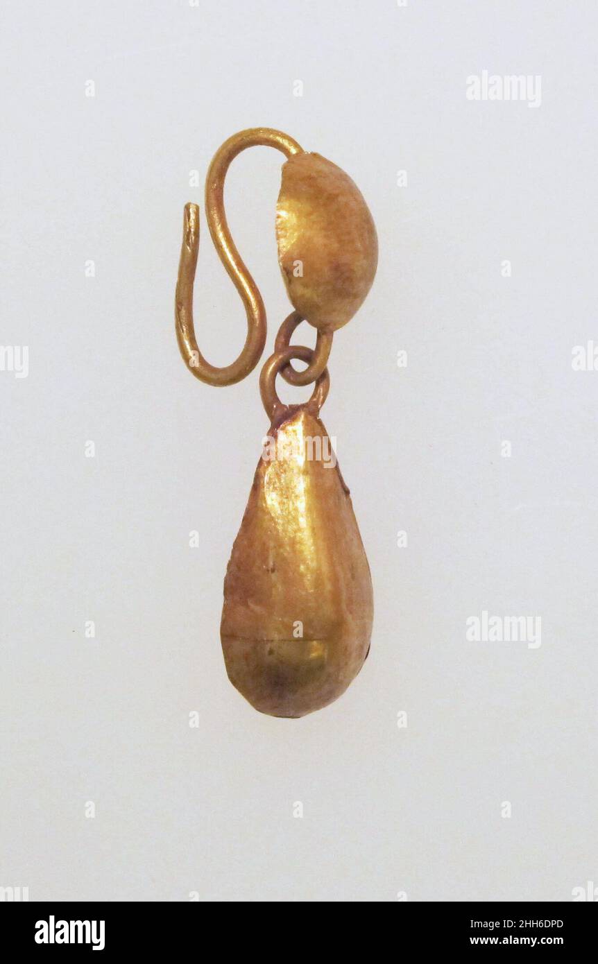 Earring-hook type with pendant and disc. Earring-hook type with pendant ...