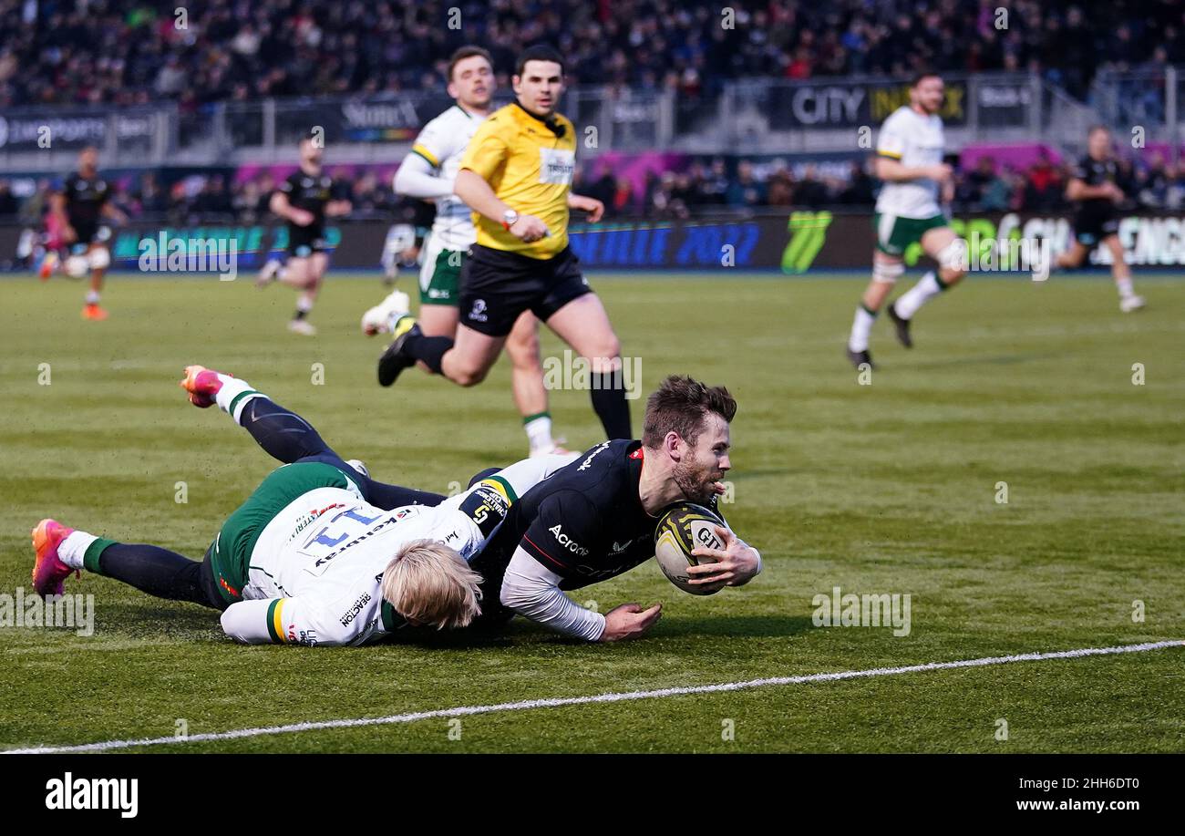 Saracens' Elliot Daly goes over for a try past London Irish's Ollie ...