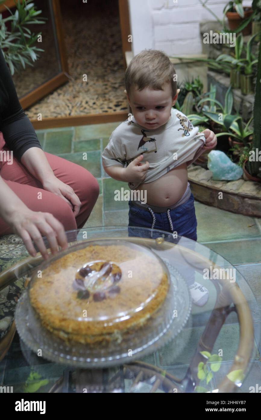 little boy eating cake Stock Photo - Alamy