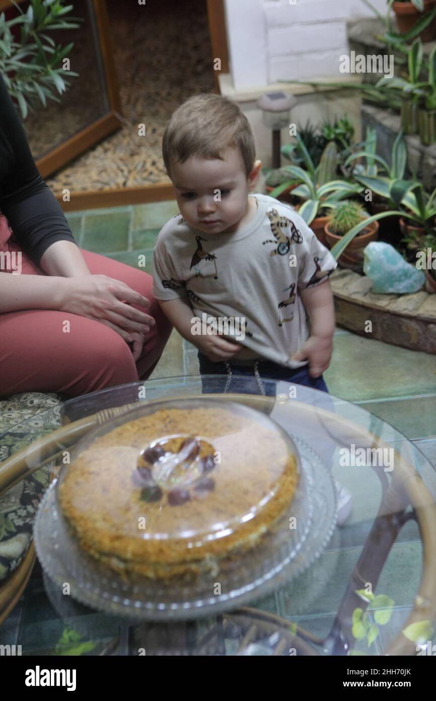 little boy eating cake Stock Photo - Alamy