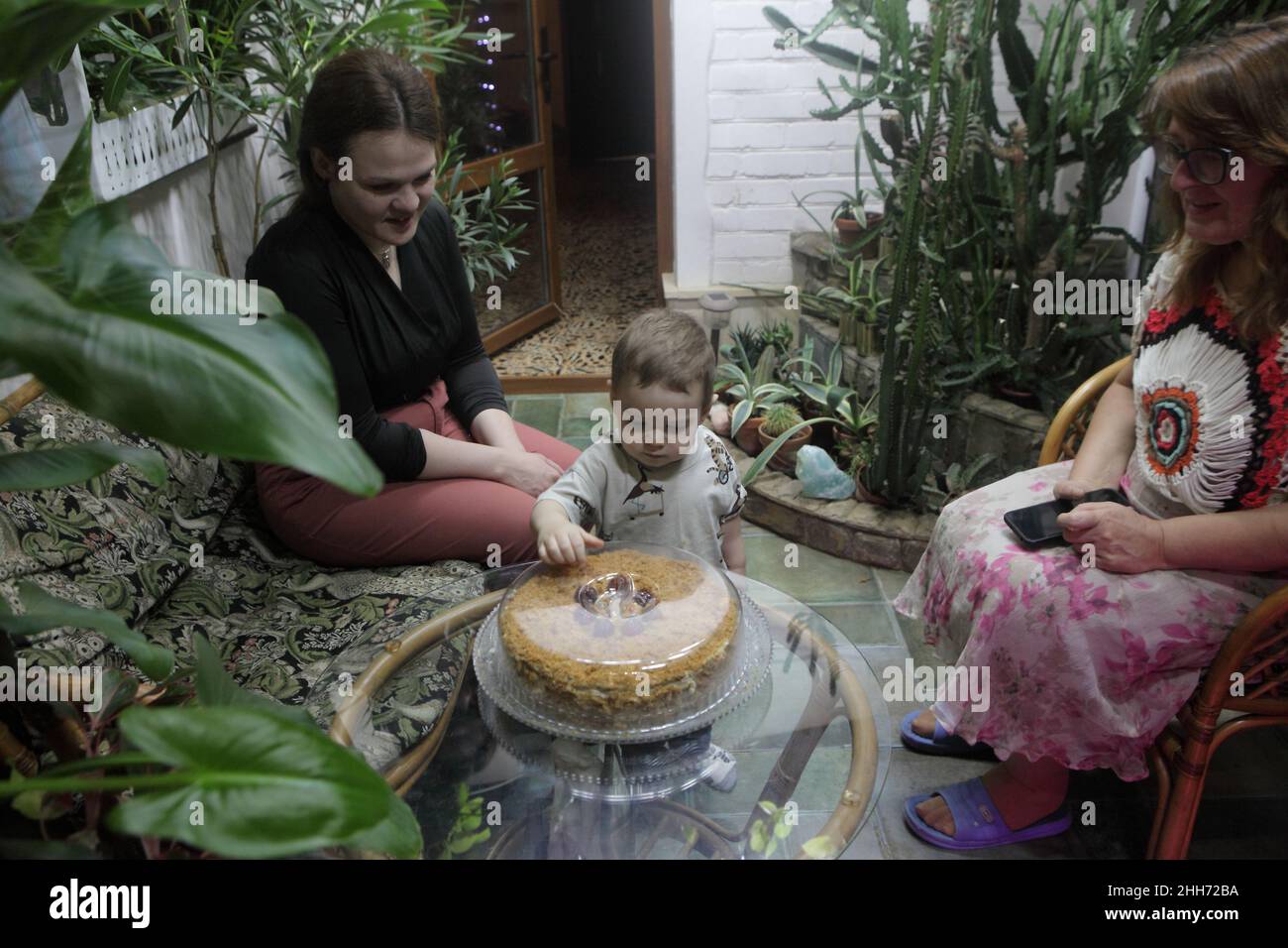 Family eating cake Stock Photo - Alamy