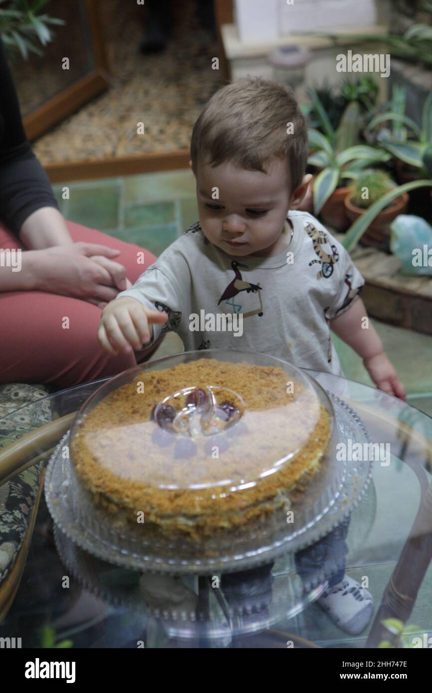 little boy eating cake Stock Photo - Alamy