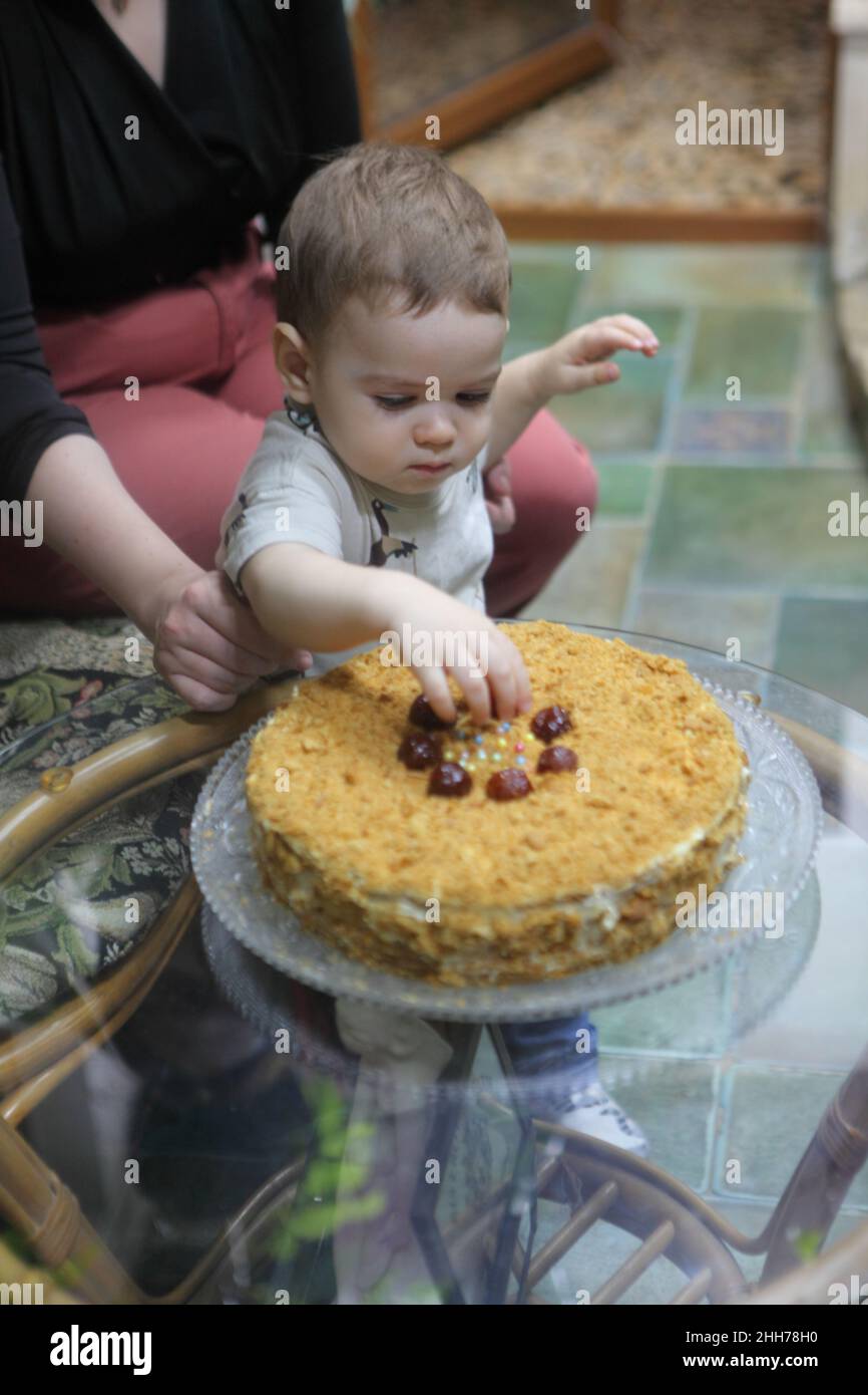 little boy eating cake Stock Photo - Alamy