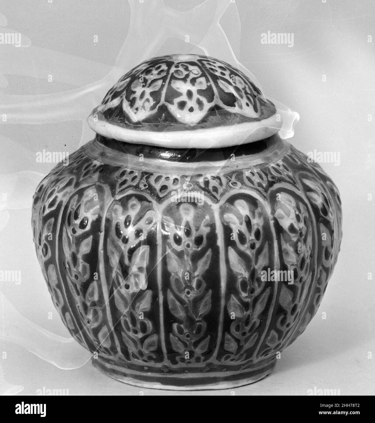 Covered jar with floral pattern 19th century China. Covered jar with ...
