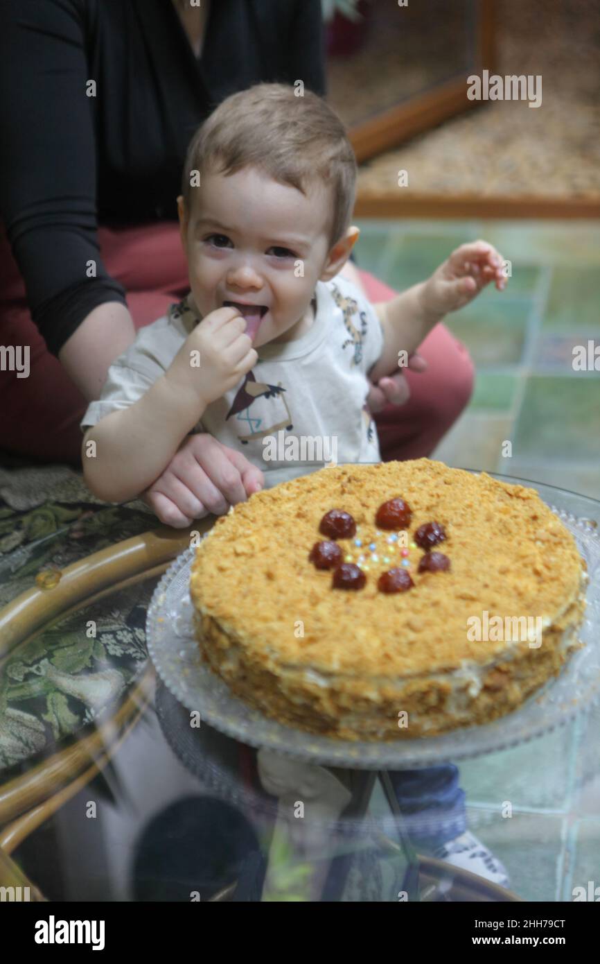 little boy eating cake Stock Photo - Alamy