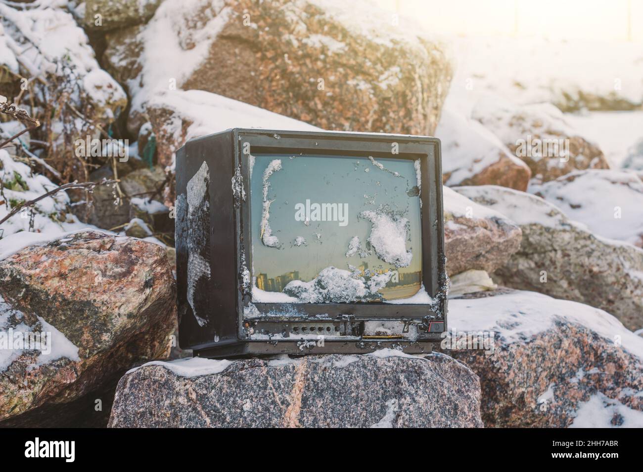 Old tv broken screen hi-res stock photography and images - Alamy