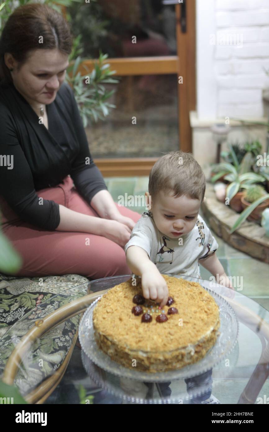 Mother and child eating cake Stock Photo - Alamy