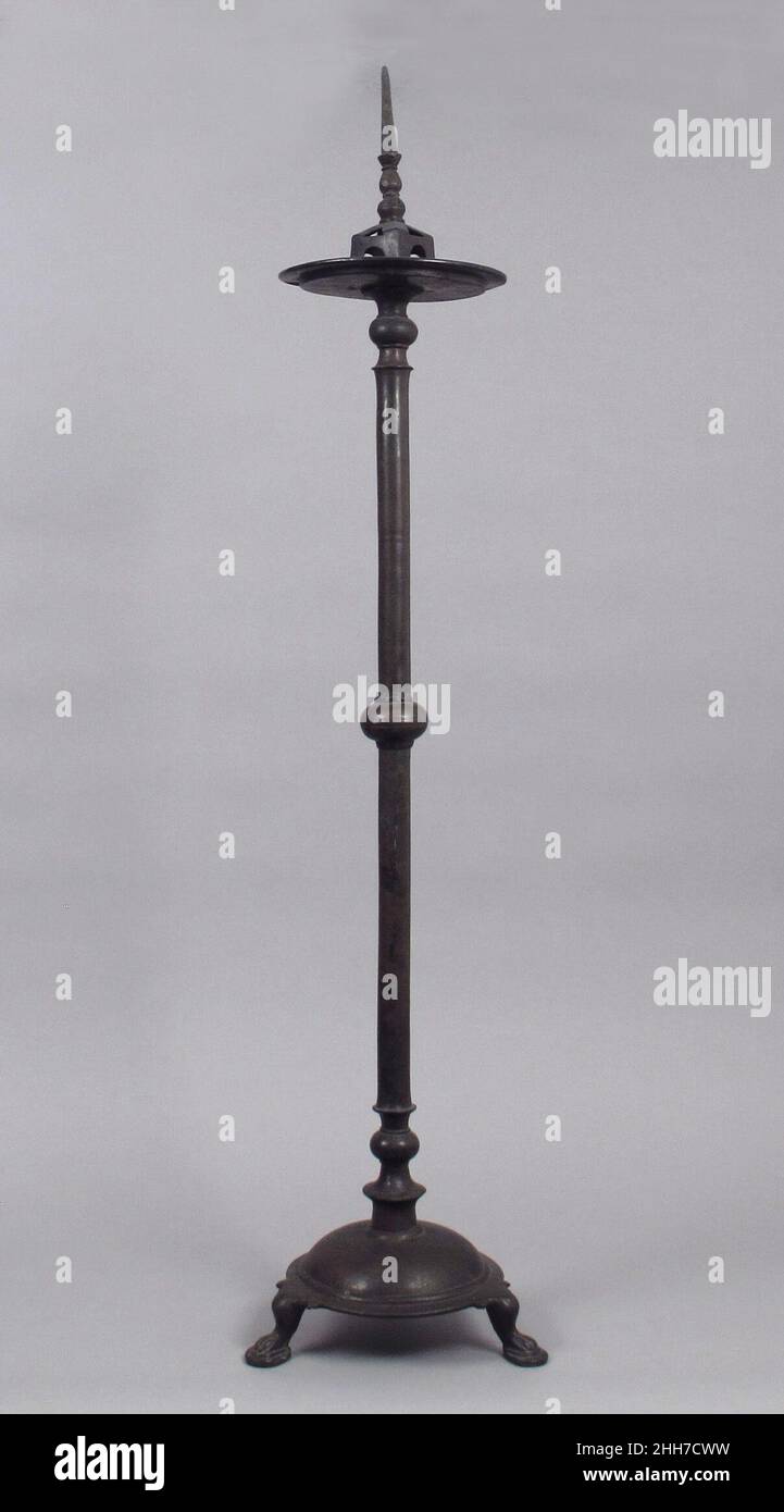 Tall lampstands hi-res stock photography and images - Alamy