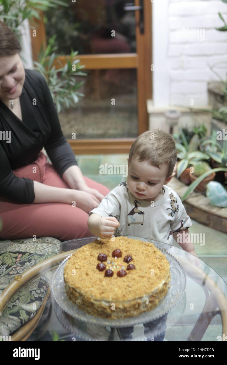Mother and child eating cake Stock Photo - Alamy