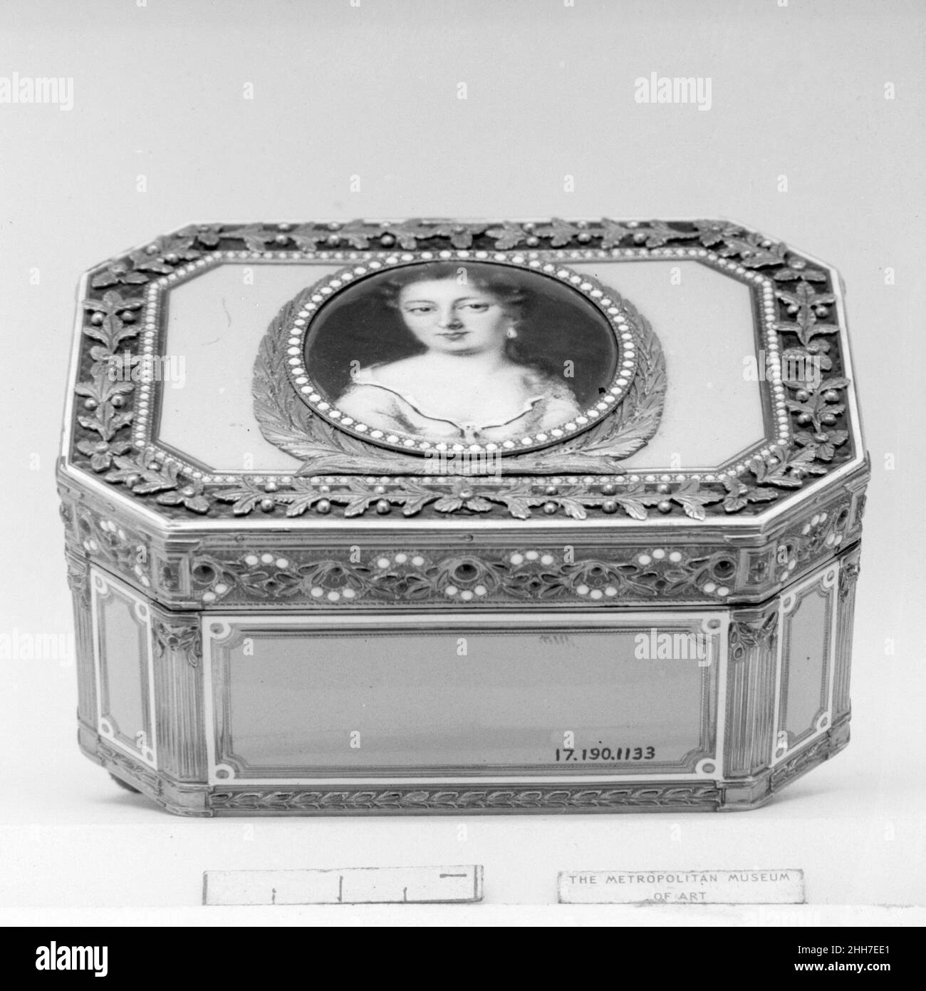 Snuffbox with portrait of a woman 1776–77 Joseph Etienne Blerzy French ...