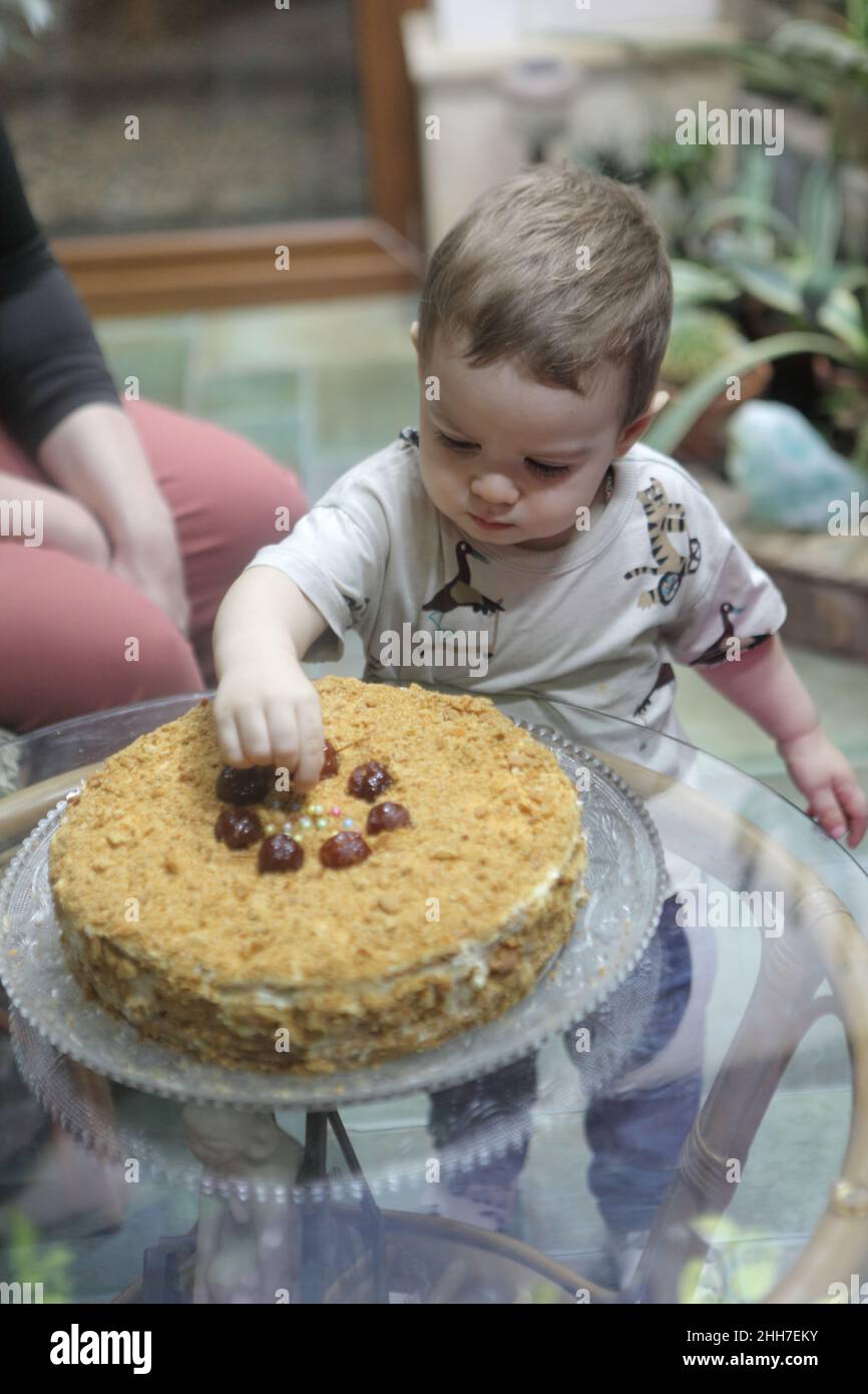 little boy eating cake Stock Photo - Alamy