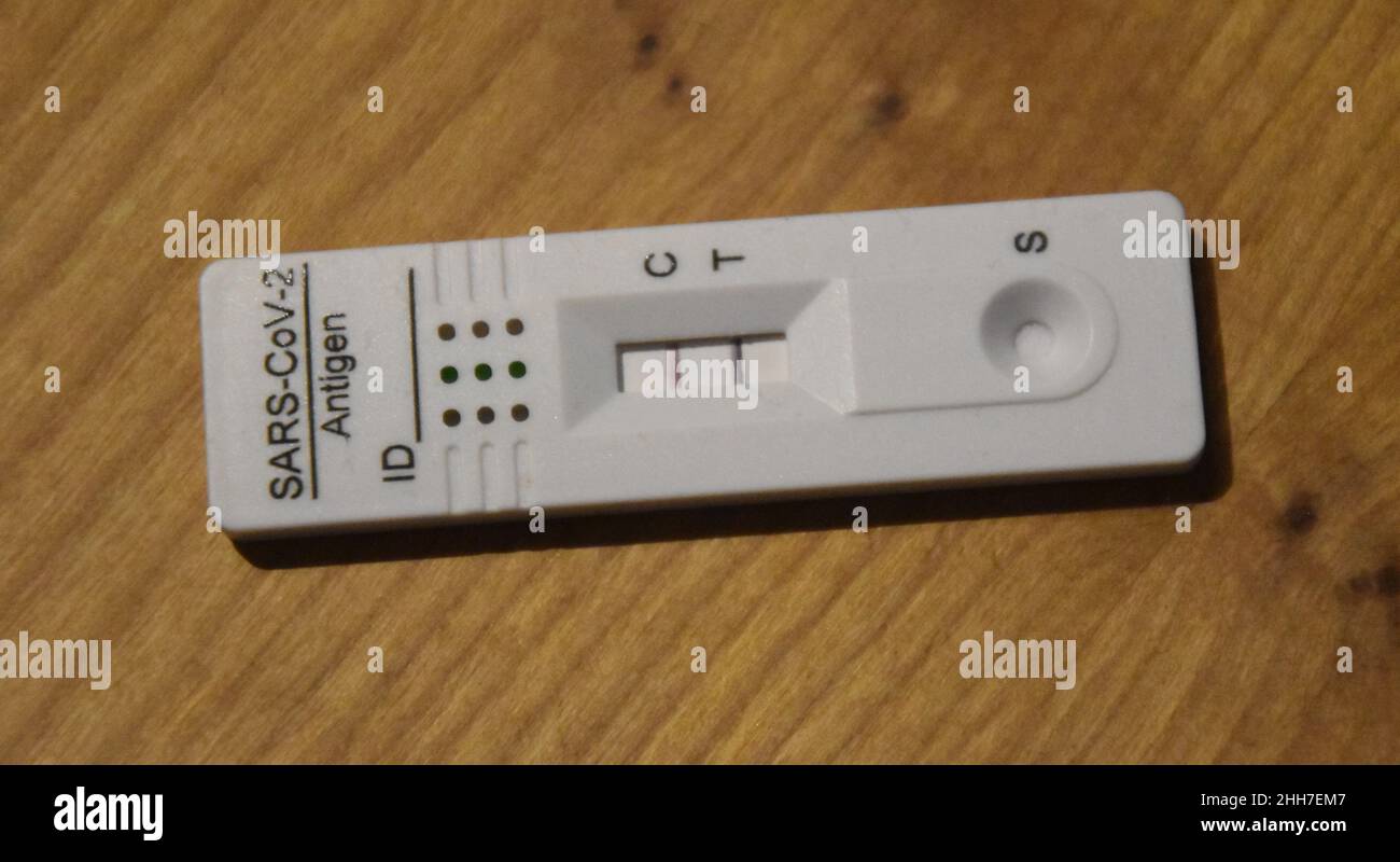 Corona Schnelltest, Ergebnis Stock Photo - Alamy