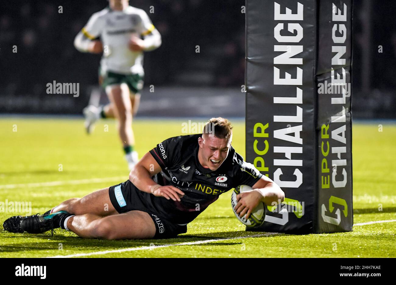 London, UK. 23rd Jan, 2022. Harvey Beaton of Saracens dives for the ...