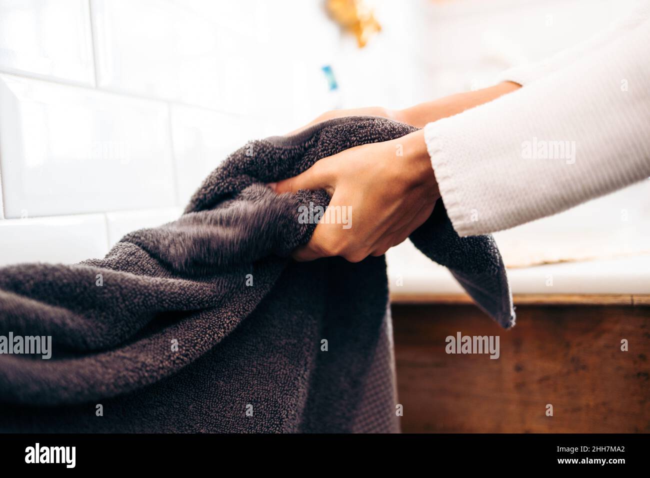Drying hands hi-res stock photography and images - Alamy