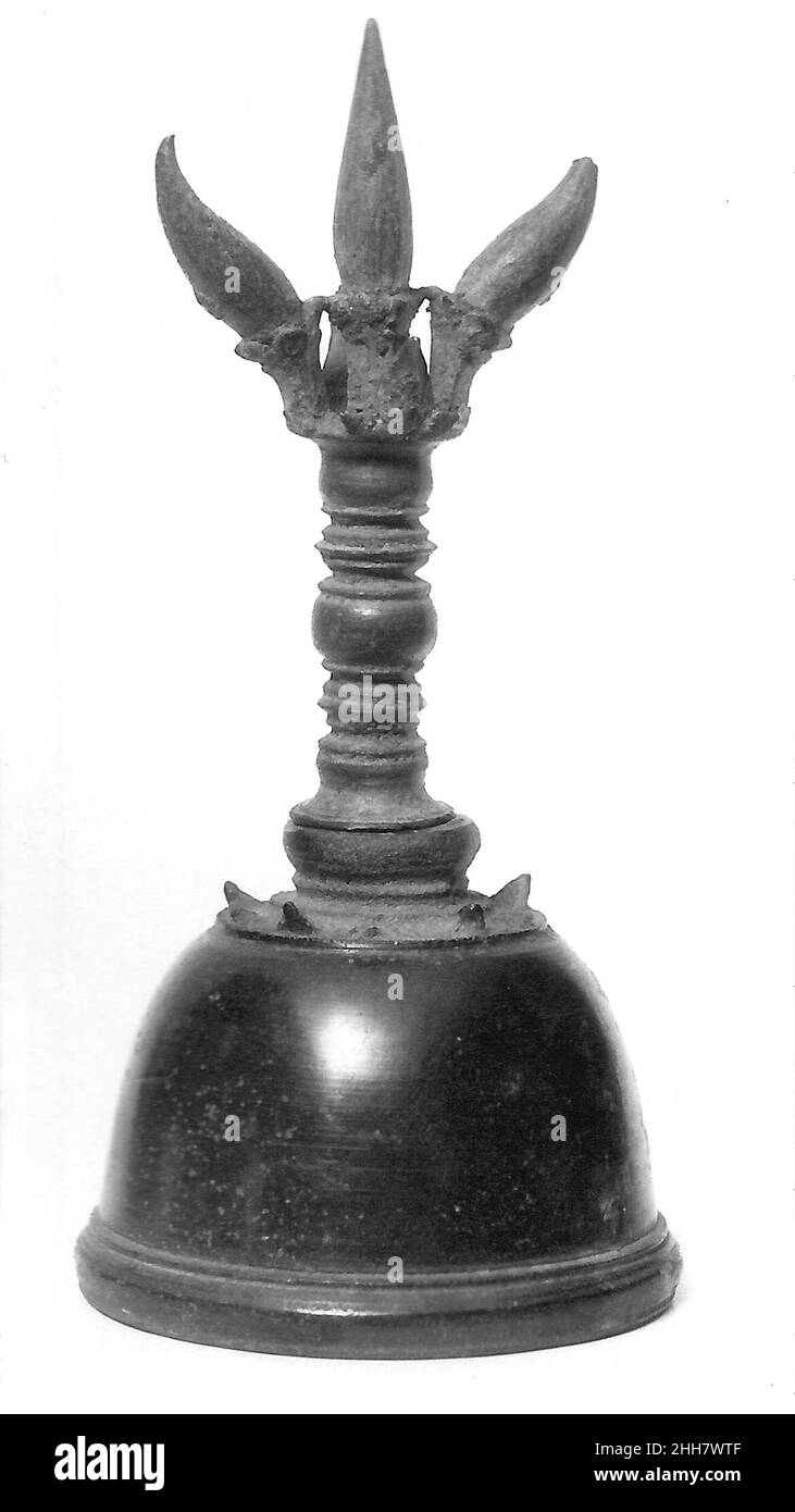 Gheṇṭa (prayer bell) 11th century Javanese Dril buThe bell (dril bu) is ...