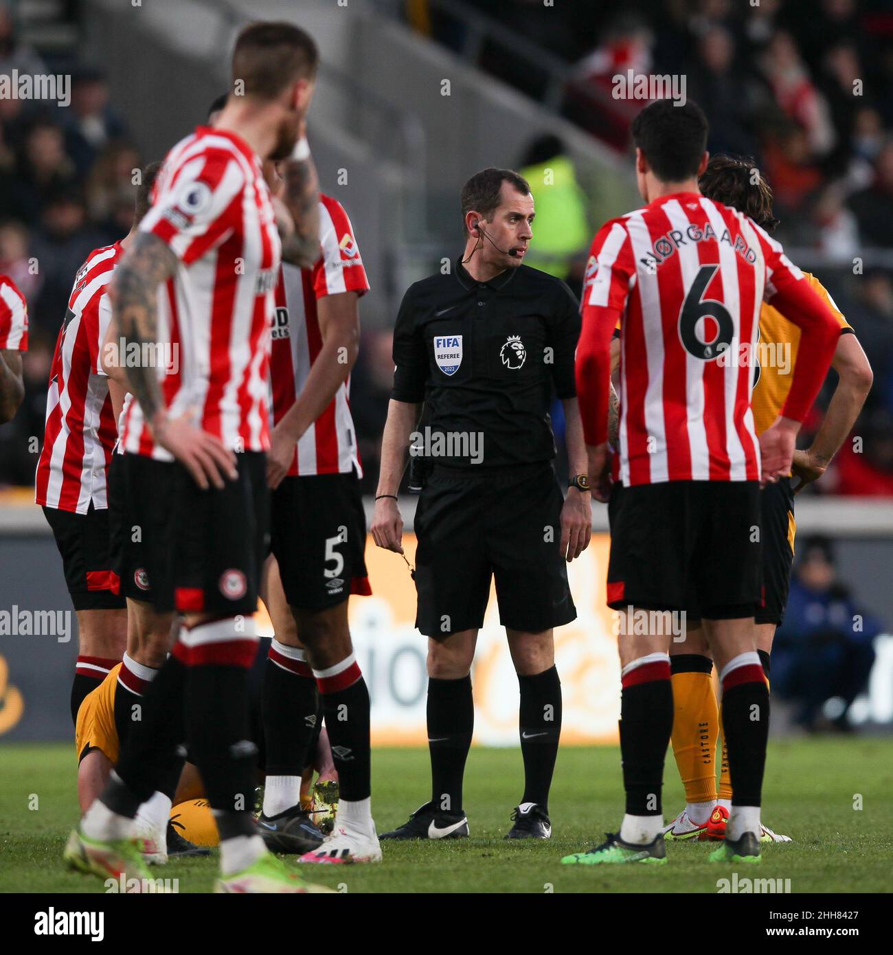 London, UK. 23rd Jan, 2022. Referee Peter Bankes has an interesting ...