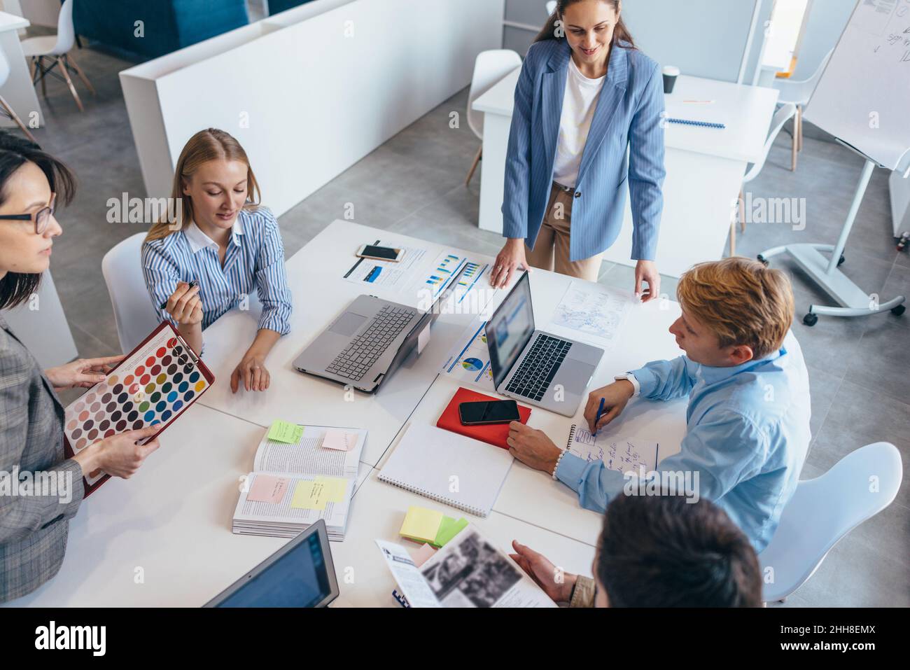 Female presenter group hi-res stock photography and images - Alamy