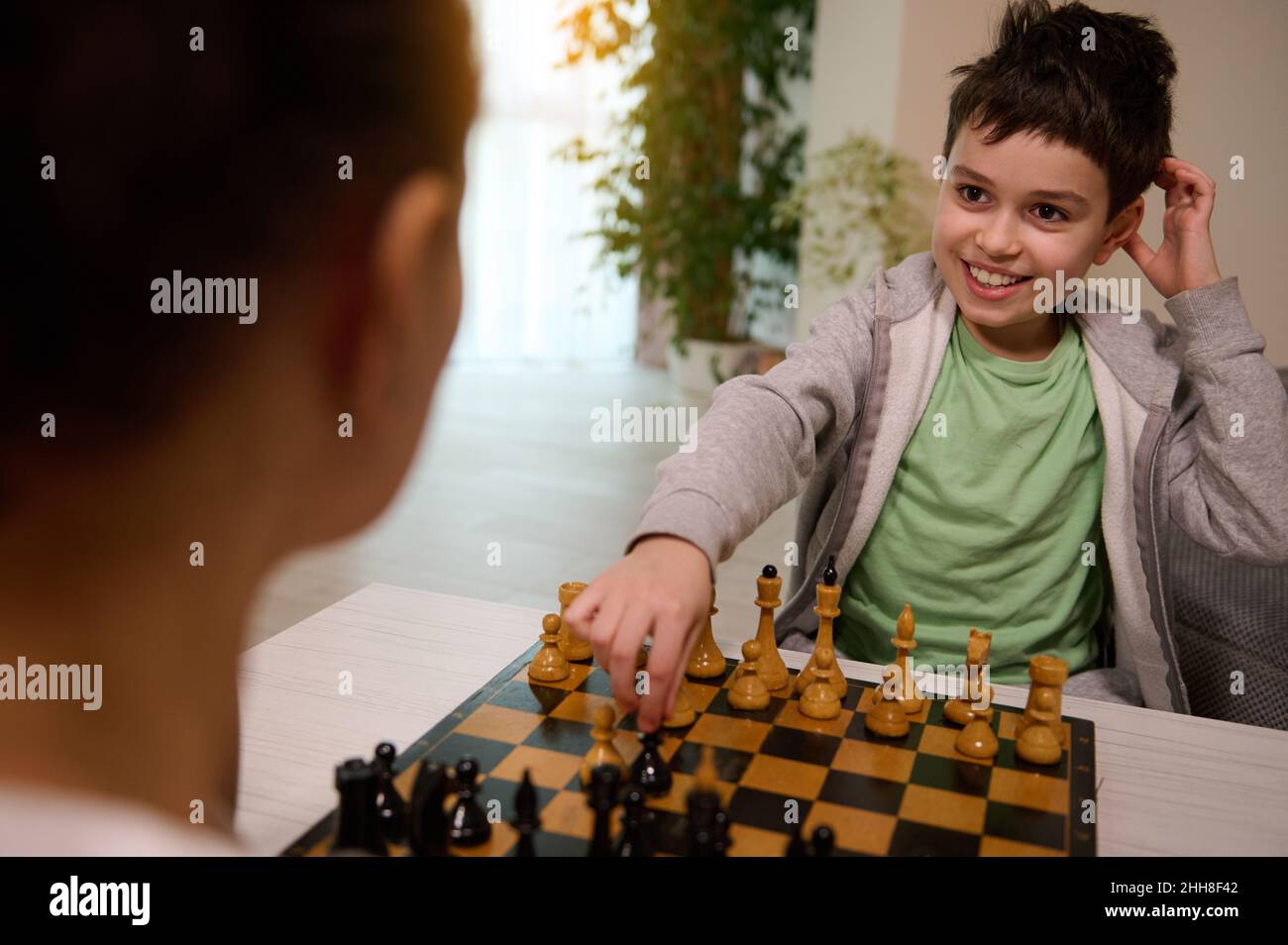 Son learning to play chess hi-res stock photography and images - Alamy