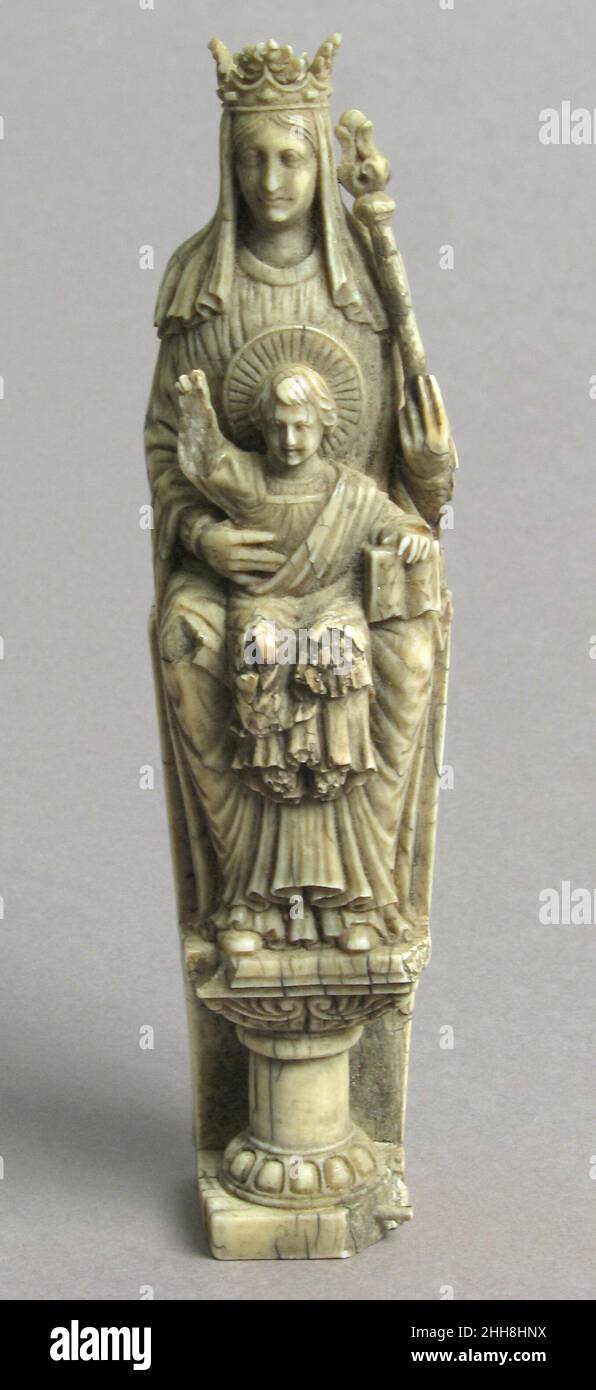Virgin mary sculpture, 19th century hi-res stock photography and images ...