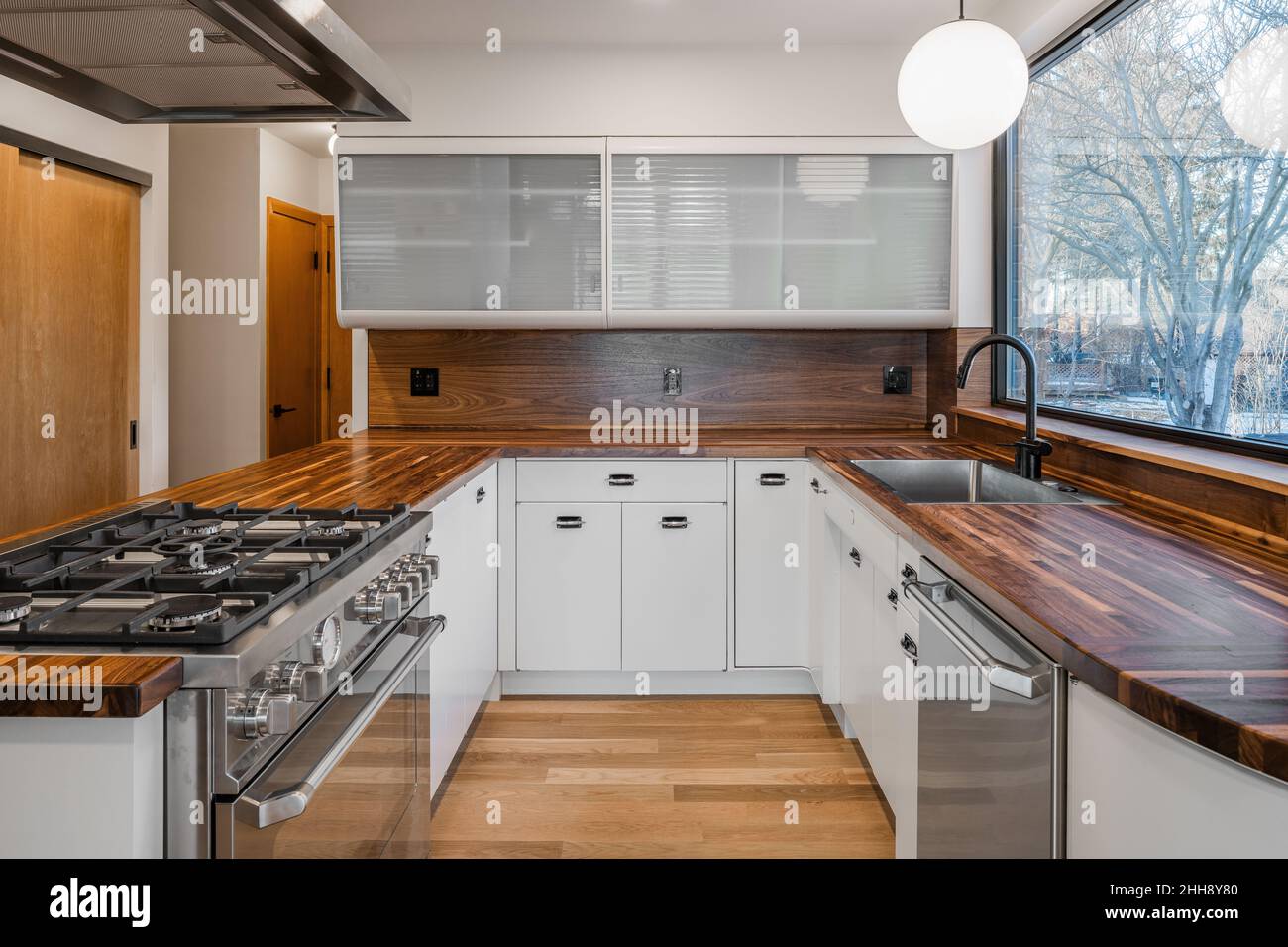 Kitchen domestic hi-res stock photography and images - Alamy