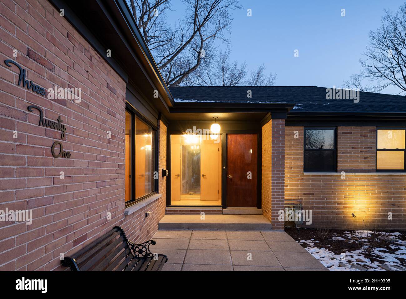 Mid-century modern suburban house Stock Photo - Alamy