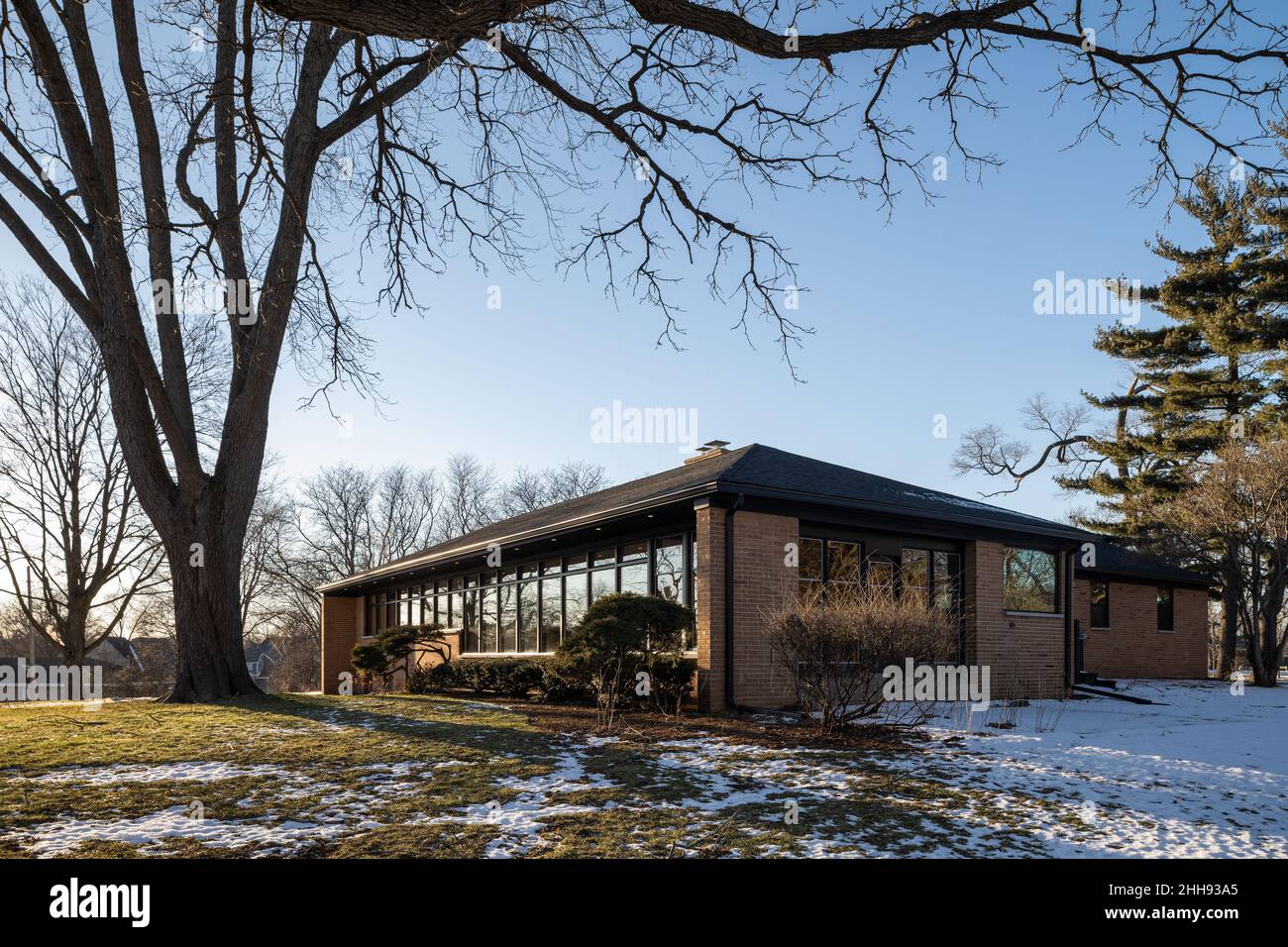 Mid-century modern suburban house Stock Photo - Alamy