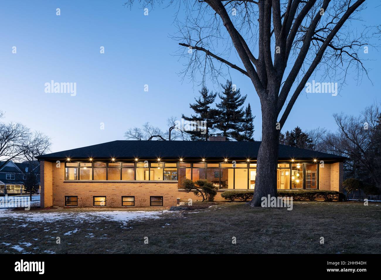 Mid-century modern suburban house Stock Photo - Alamy
