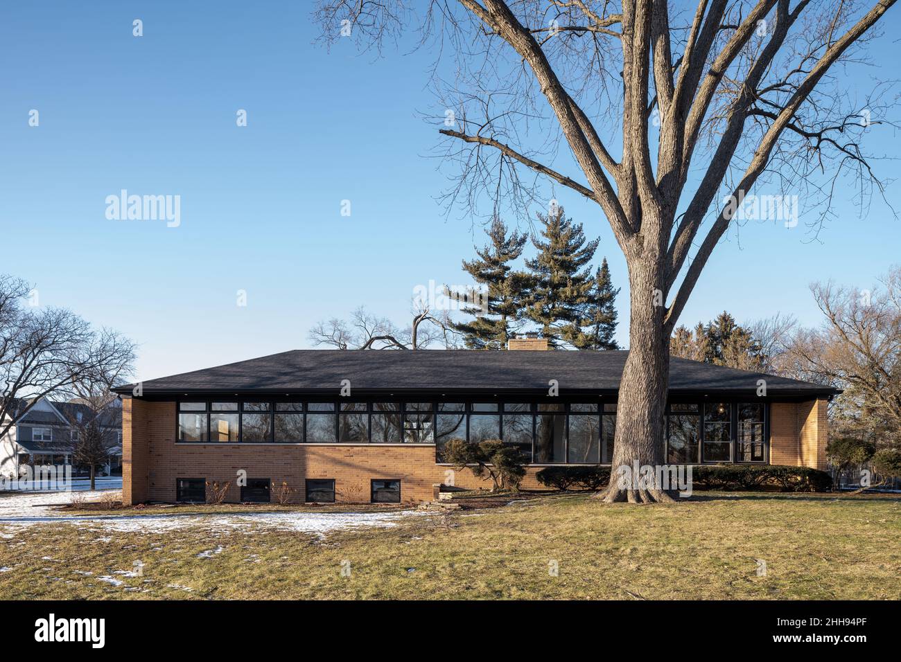 Mid-century modern suburban house Stock Photo - Alamy