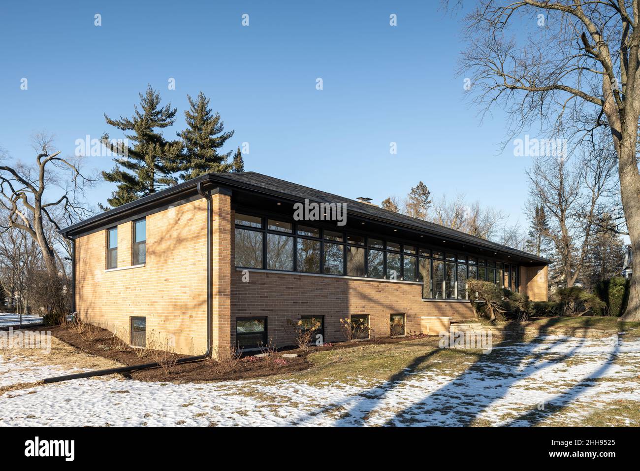 Mid-century modern suburban house Stock Photo - Alamy