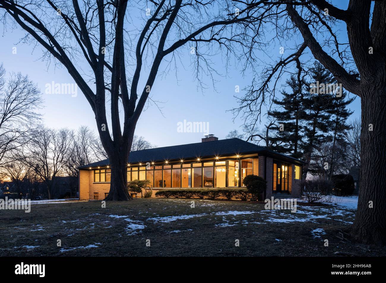Mid-century modern suburban house Stock Photo - Alamy
