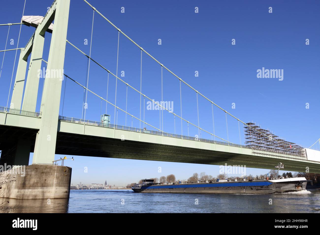 Autobahnbrücke Rodenkirchen über den Rhein, Nordrhein-Westfalen ...