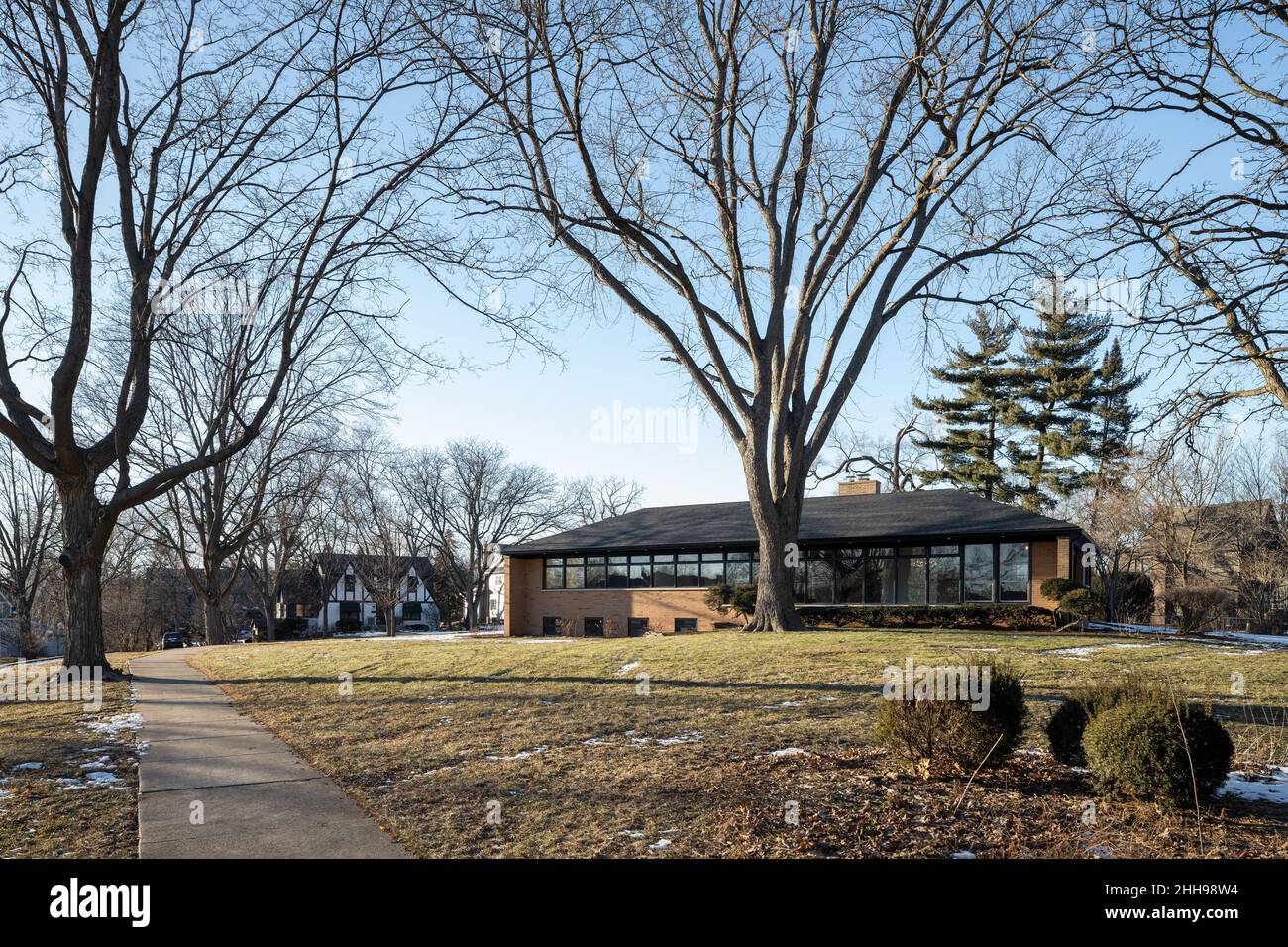 Mid-century modern suburban house Stock Photo - Alamy