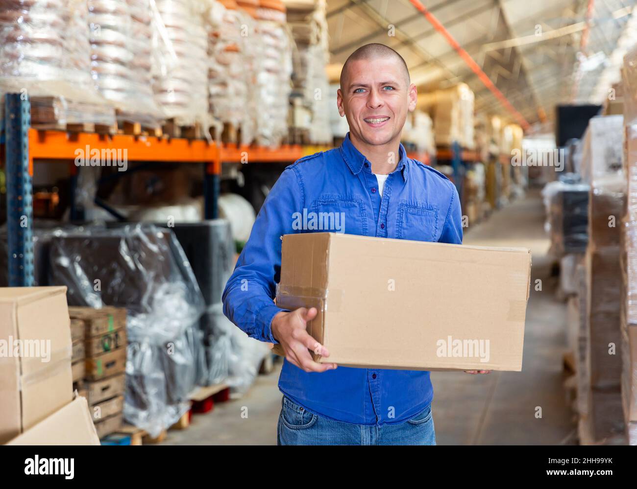 Worker lifting cardboard box hi-res stock photography and images - Alamy