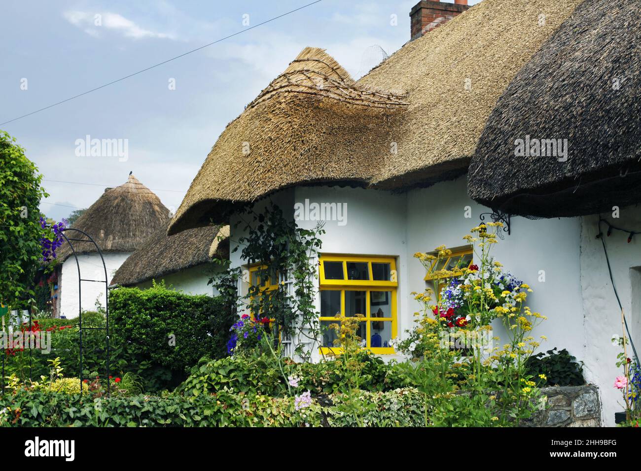 Traditional Irish thatched cottages Stock Photo - Alamy