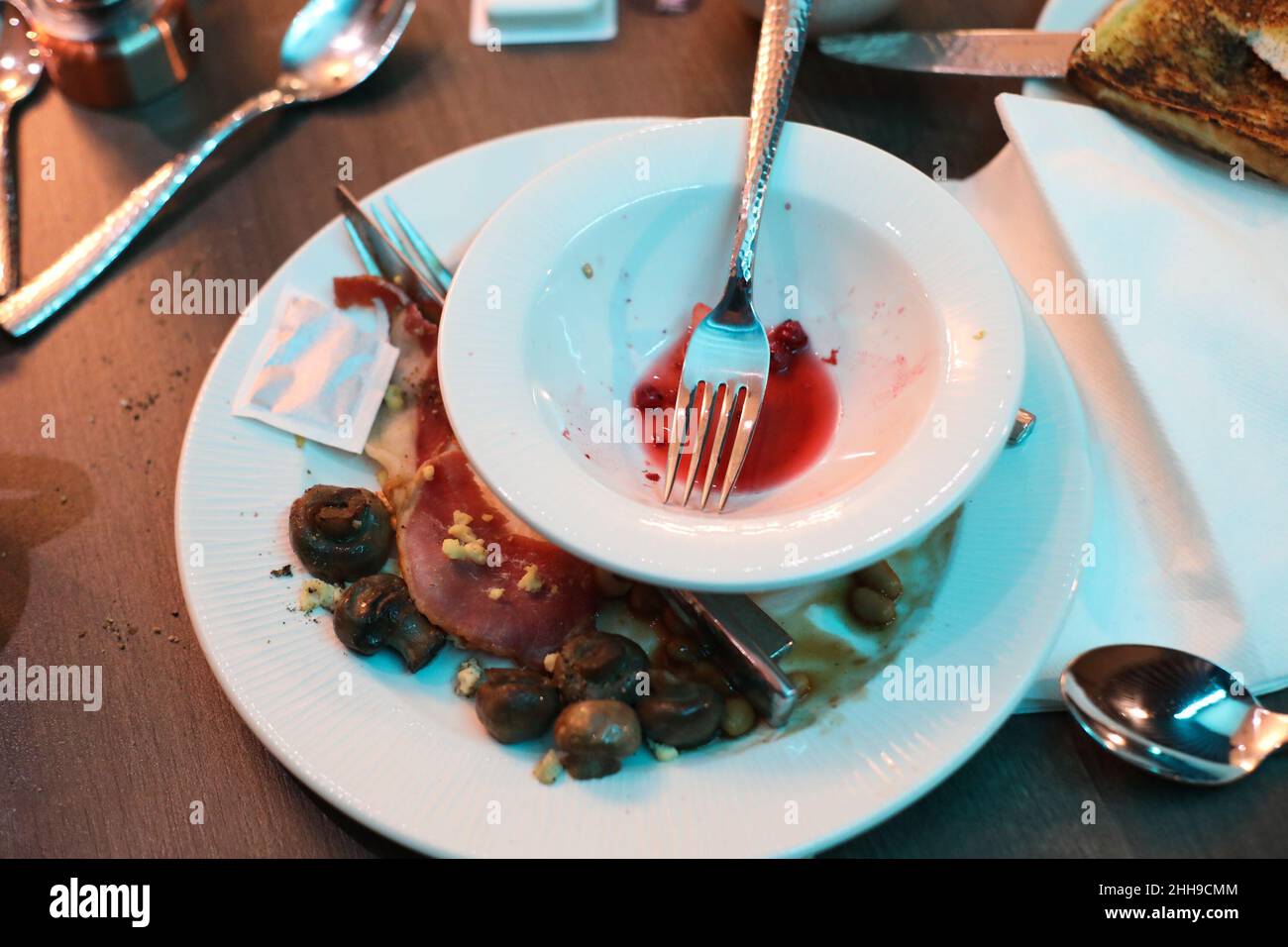 English breakfast on white plates hi-res stock photography and images ...